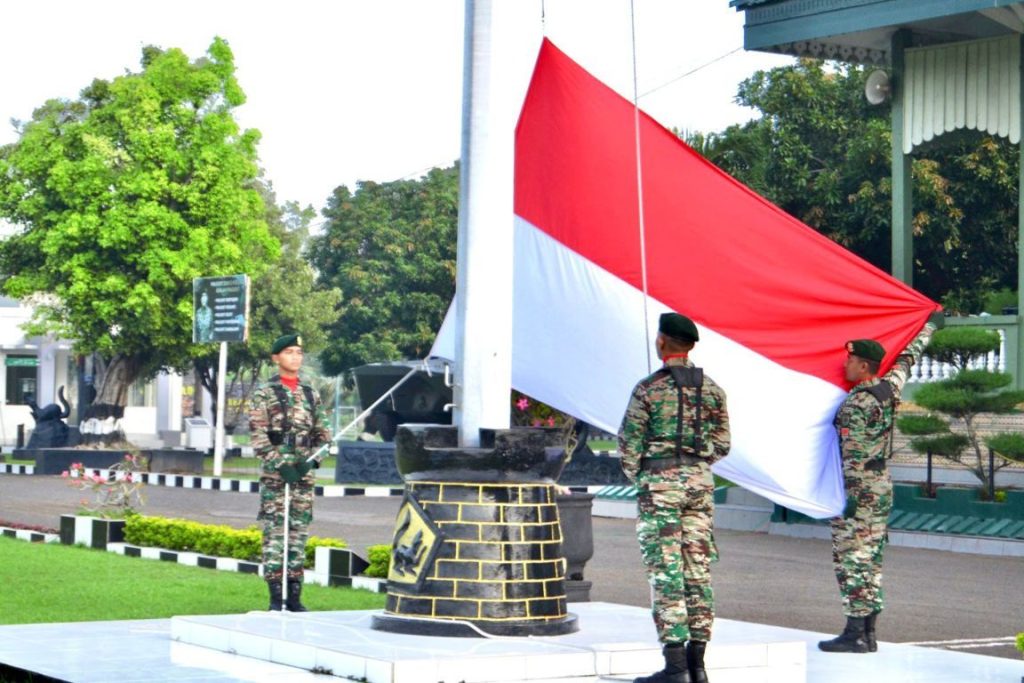 Batalyon Zeni Tempur 10 Kostrad Melaksanakan Upacara Bendera 17 Maret ...